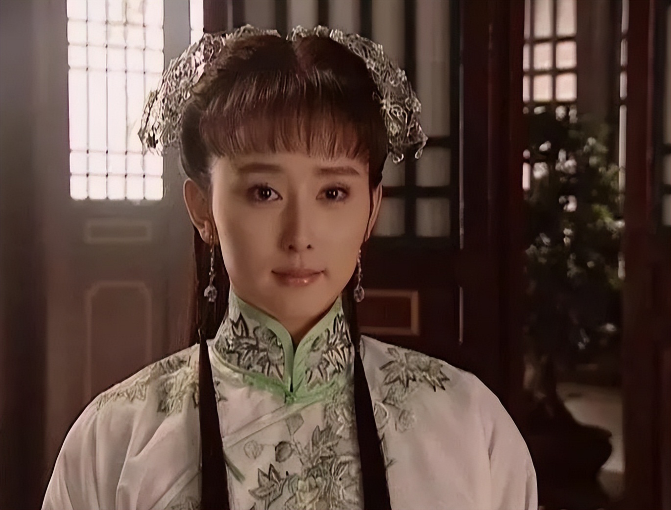 The figure is really "material"! 45-year-old Hu Jing is so beautiful ...