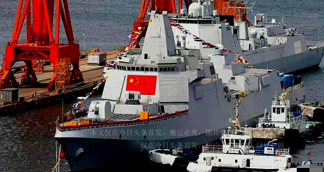 The photos of the 055 destroyer and the Zhu ship in the same frame, a ...