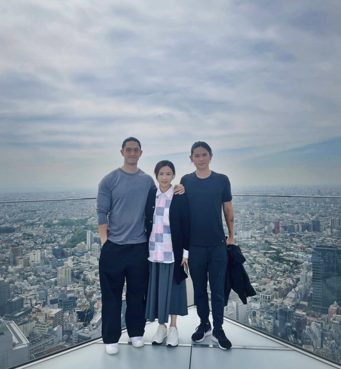 Wu Wanfang's second son posted travel photos of the whole family, 55 ...