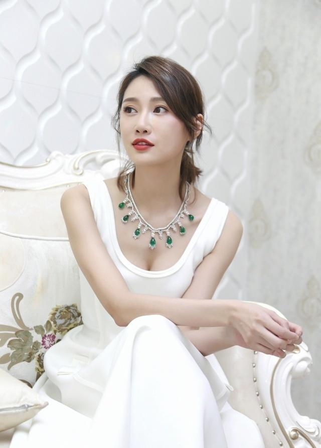 Li Siyu: fair, beautiful and long-legged, but caught in a domestic ...