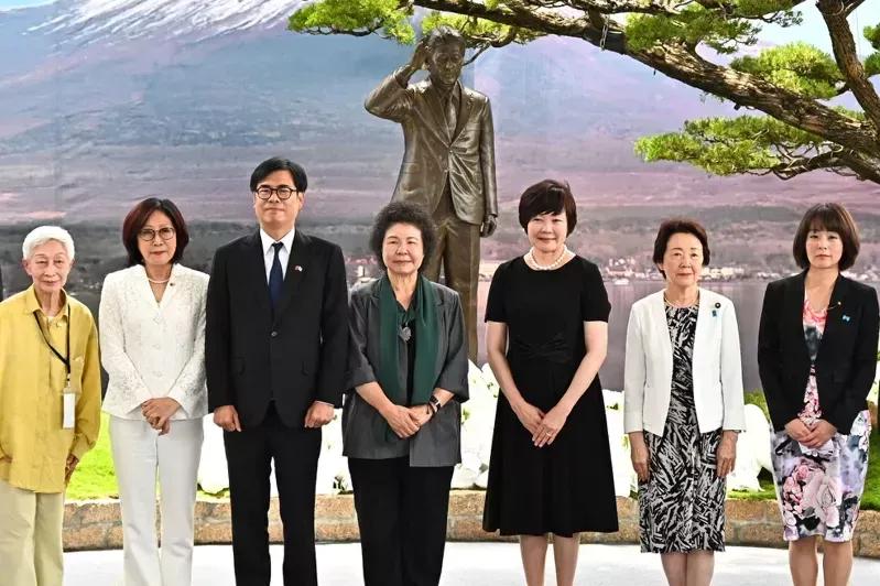 Abe Akie presents flowers to the bronze statue of Shinzo Abe in ...