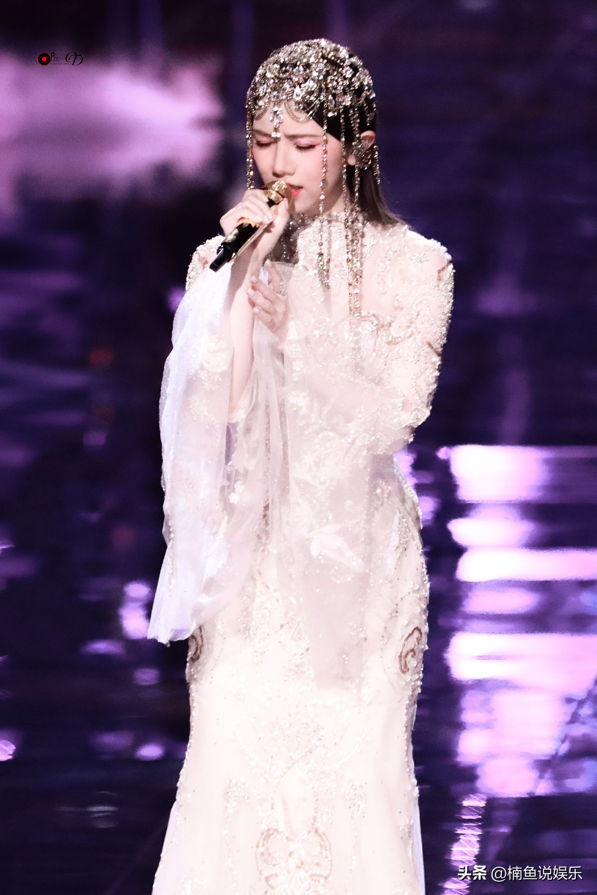 Deng Ziqi was finally glamorous once, dressed up as an exotic princess ...