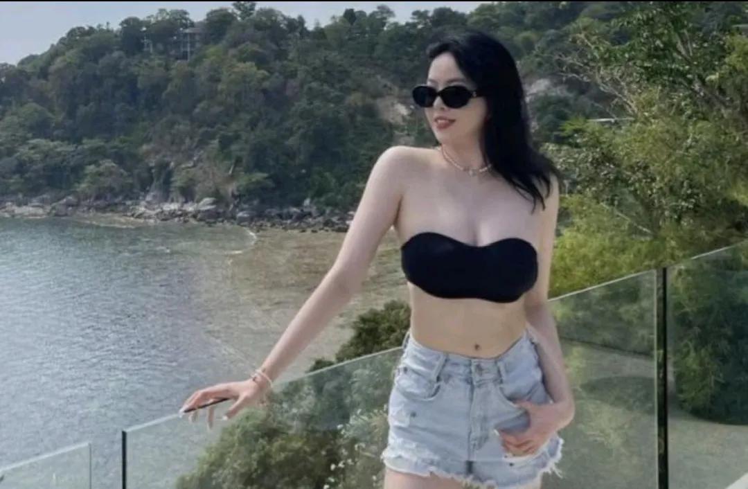 Huayi Princess Wang Wen is also on vacation abroad, wearing cool clothes and showing off her ...