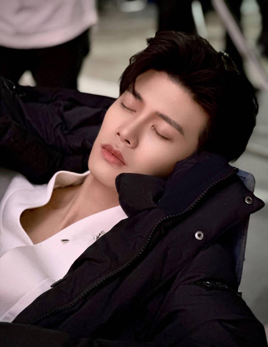 Zhao Liying, Yang Zi, Zhang Yixing, Lin Junjie and other stars posted beautiful photos on the ...