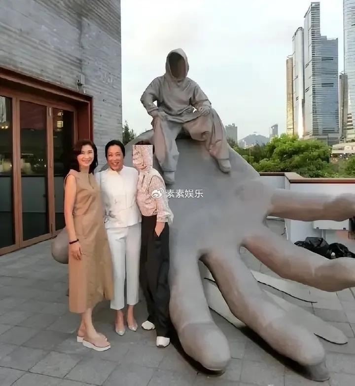 Zhu Lingling and Liang Anqi appeared in Andy Lau Art Exhibition, and ...