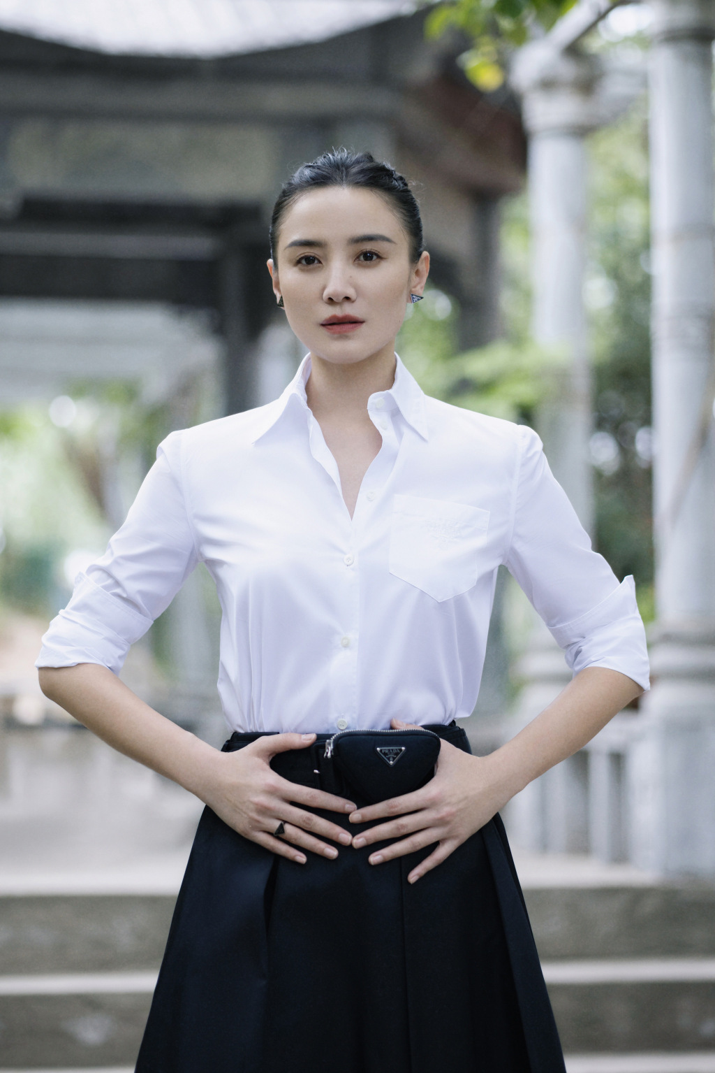 Song Jia released Xining OOTD white shirt and black A-line skirt ...