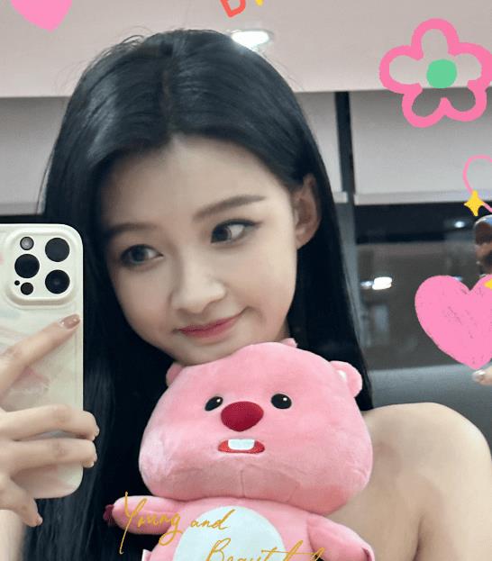Sun Yi takes her baby to play and buys a large bag of toys for her ...