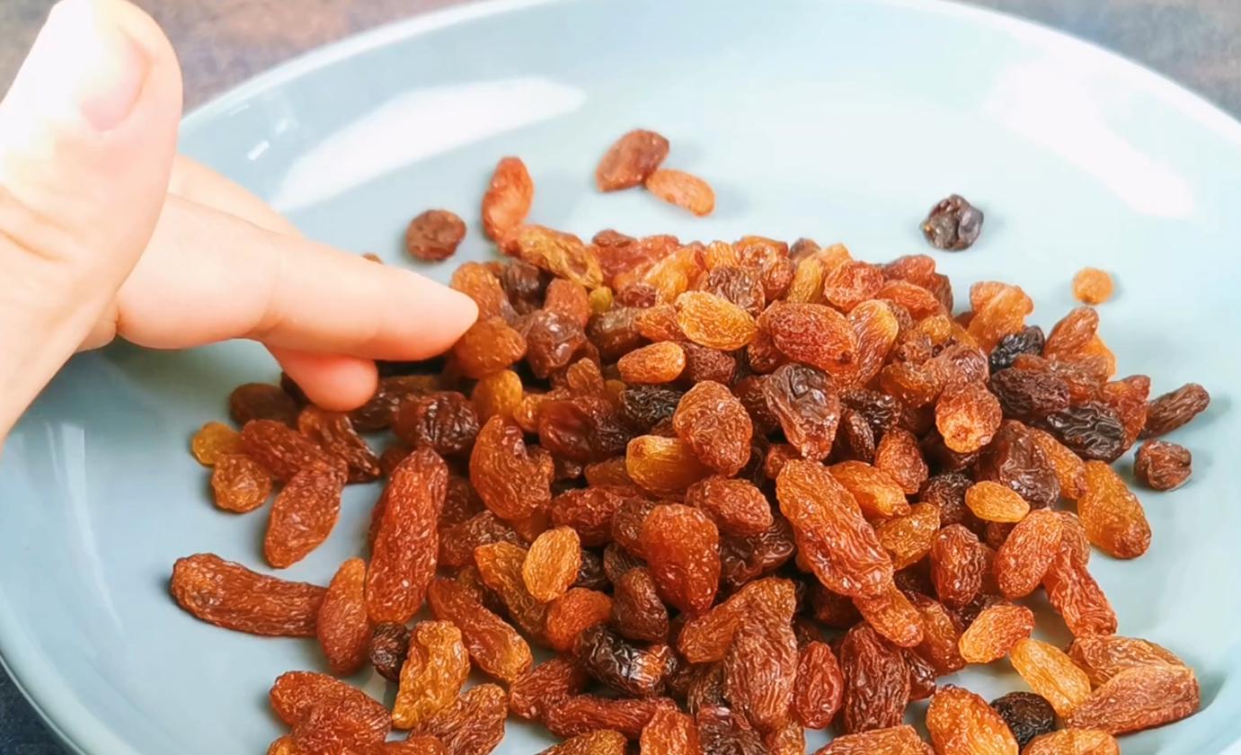 Soak raisins in vinegar, many people don't know what it is, it's really ...