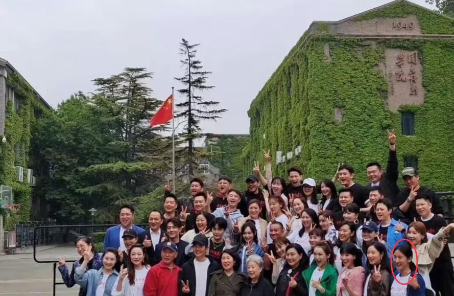 Tang Yan attended a class reunion, youthful and beautiful standing in ...