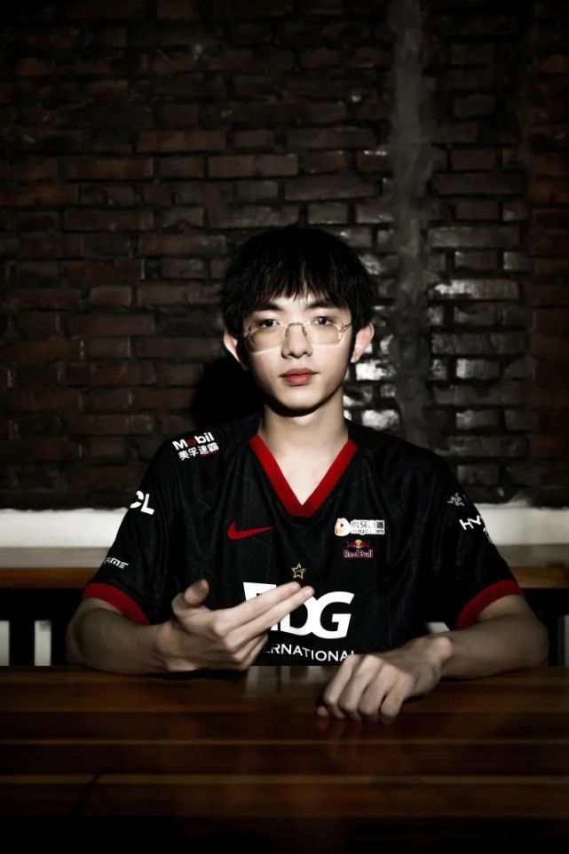 EDG new season makeup photo: the first star on the uniform - iNEWS