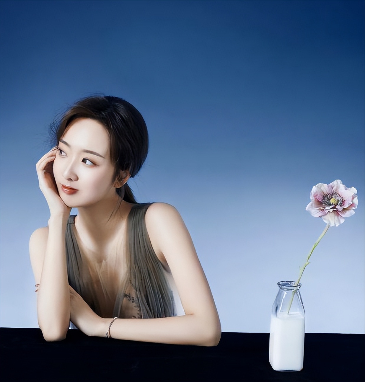 Relying on her looks, she is the youngest rising star in the hosting ...