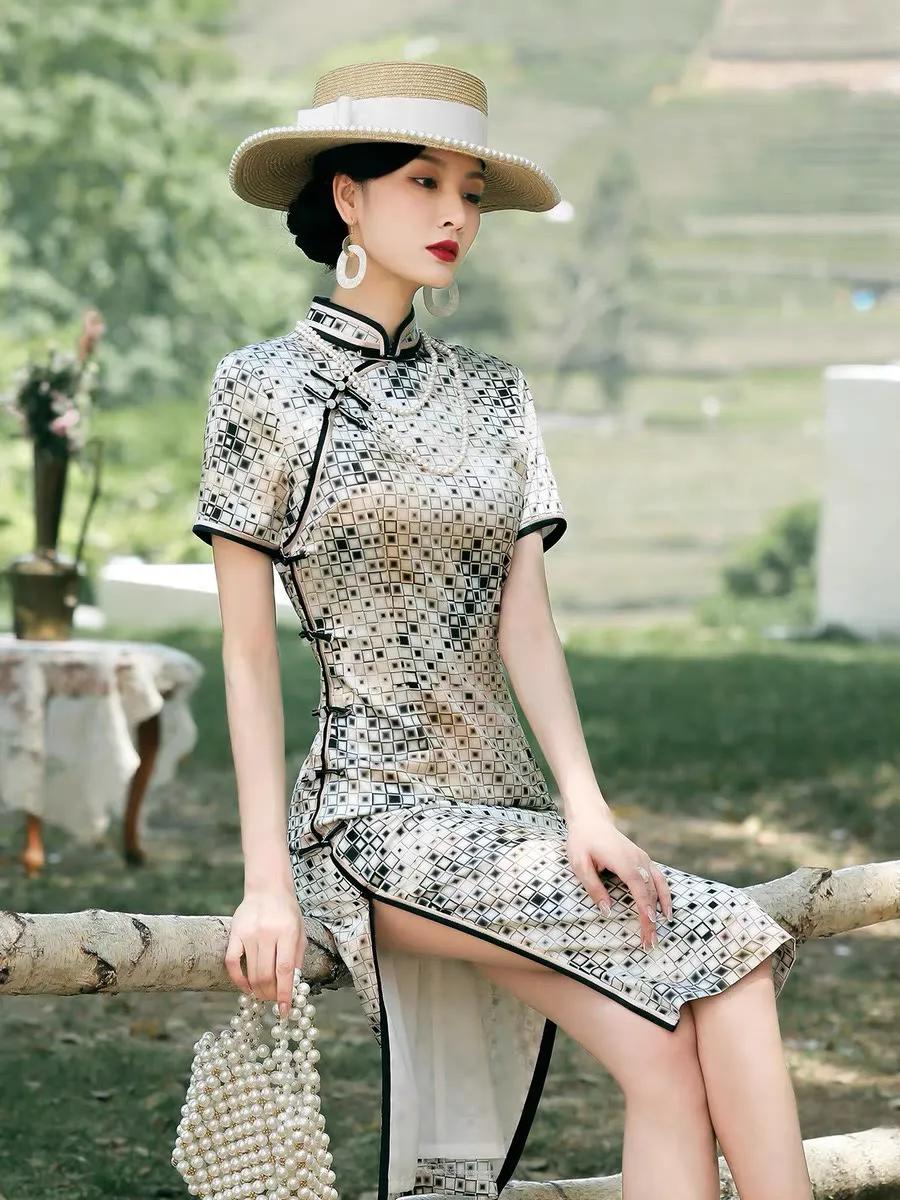 What is the meaning and symbol of the cheongsam?I'll tell you - iNEWS