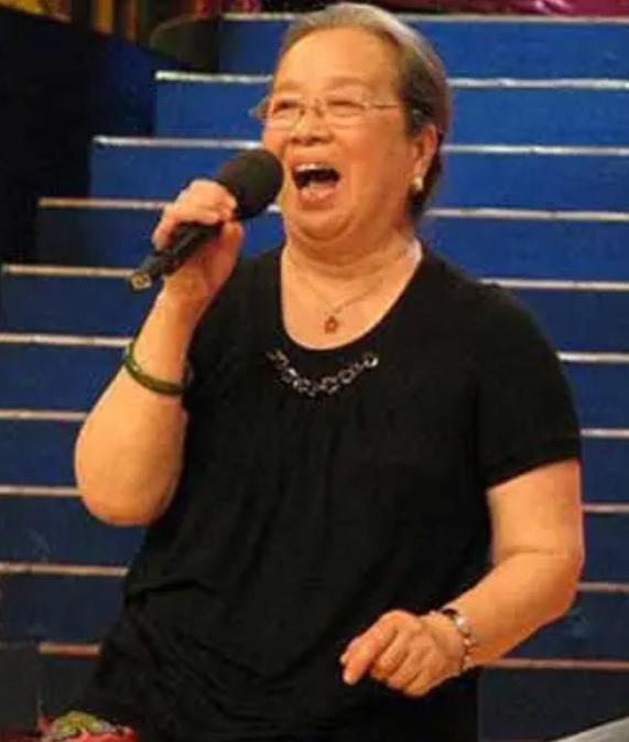 "Mother Rong" Li Mingqi was photographed on the bus!Pulling a small ...