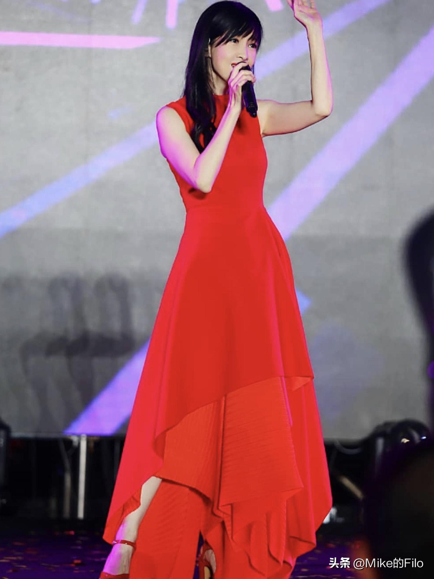 Zhou Huimin's legs and arms are thin, long and white, and her facial ...