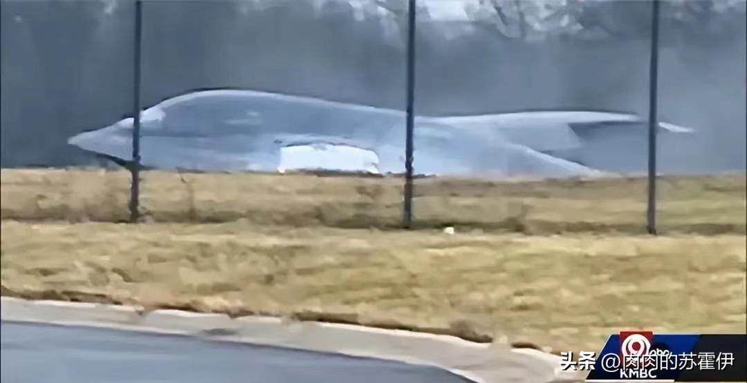 The B2 was grounded, the scene of the stealth bomber forced to land and ...