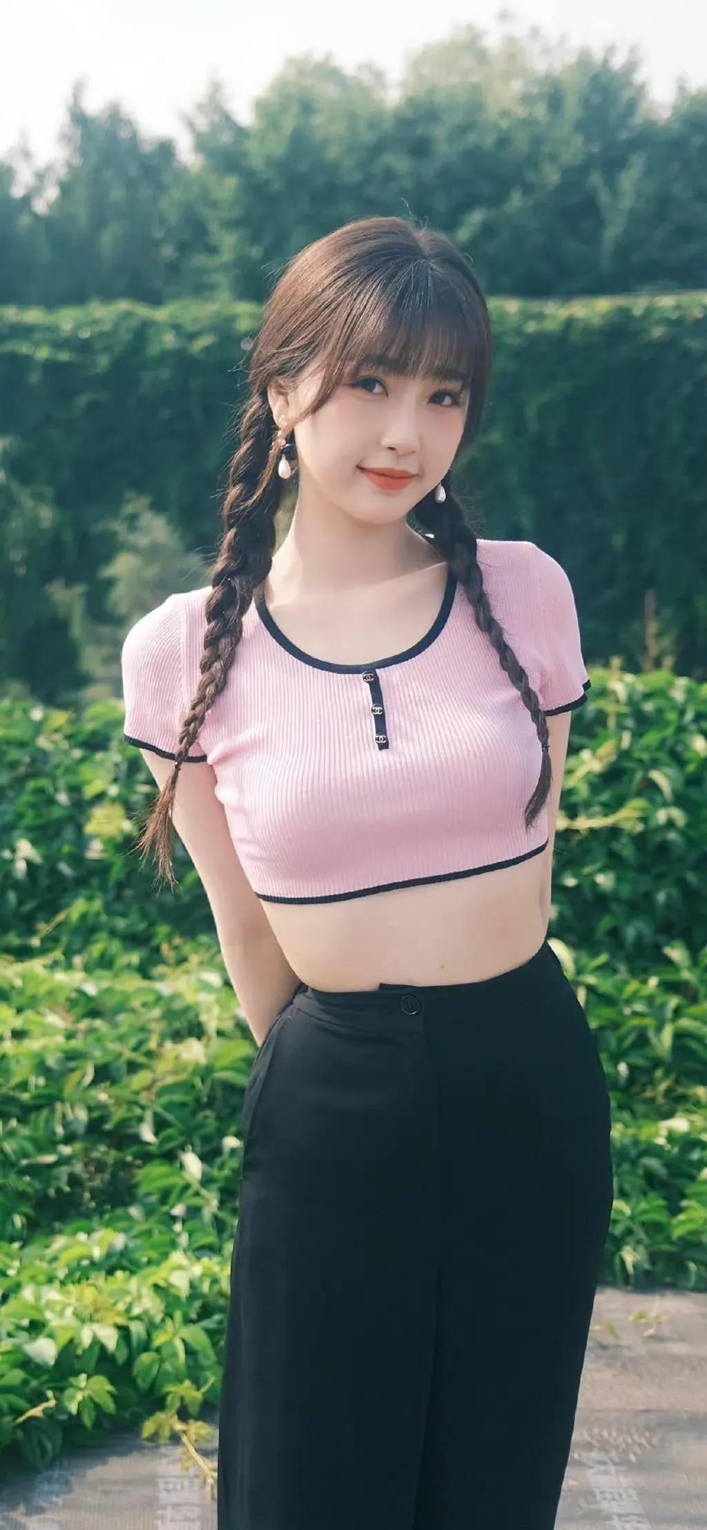 Rich and powerful daughter Yu Shuxin, her skin is white, tender and ...