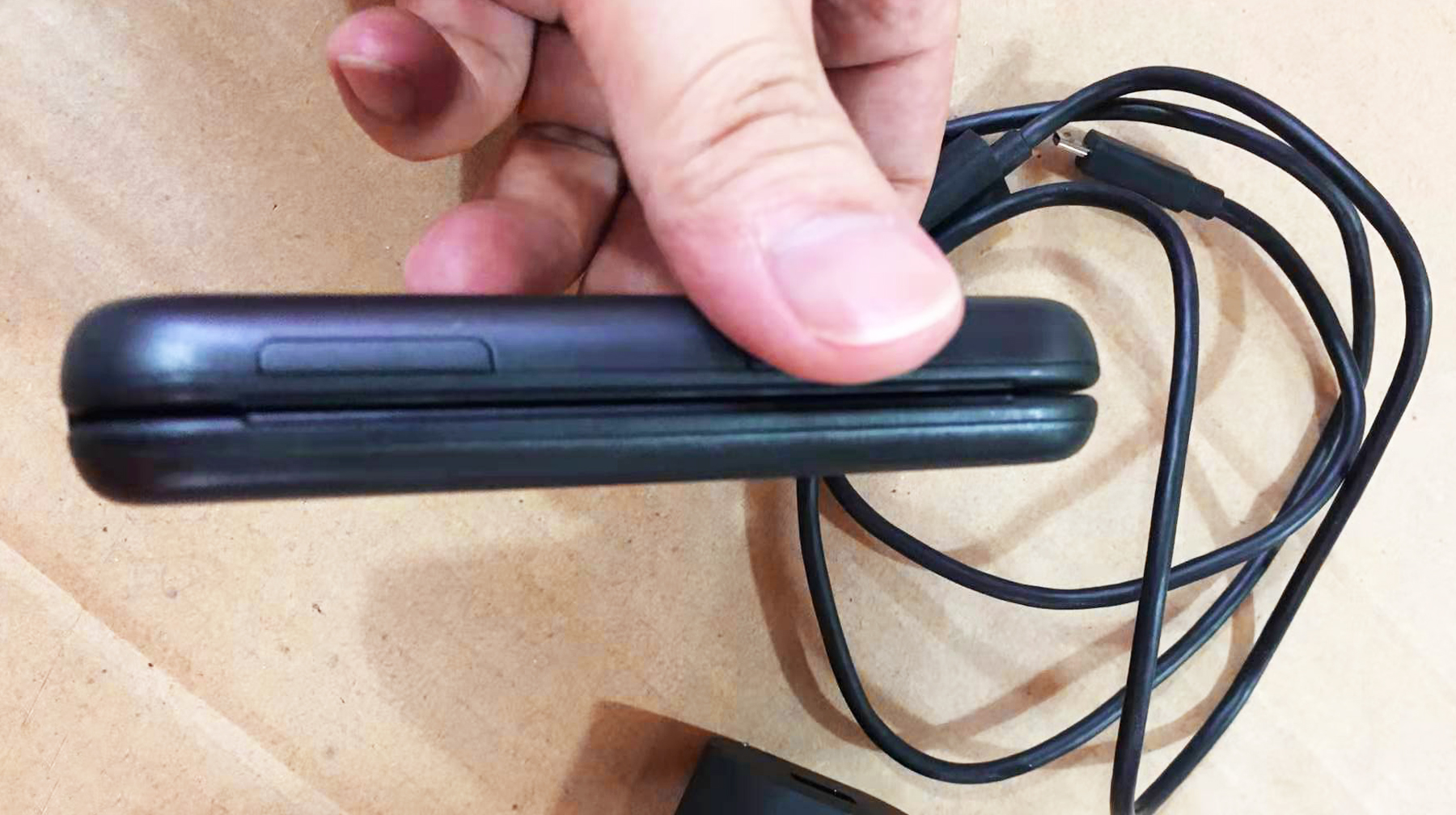 Pure black shell and mirror screen design, this old Nokia mobile phone ...