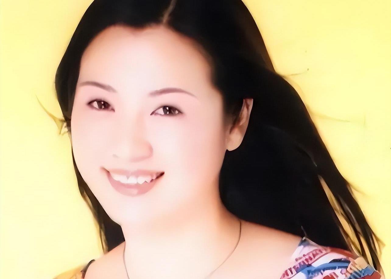 Her partner, Zhu Jun, was known as the most beautiful host of CCTV. She ...