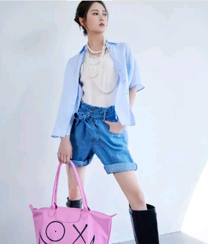 "Little sloppy" denim shorts paired with black riding boots, Chen Yuqi ...