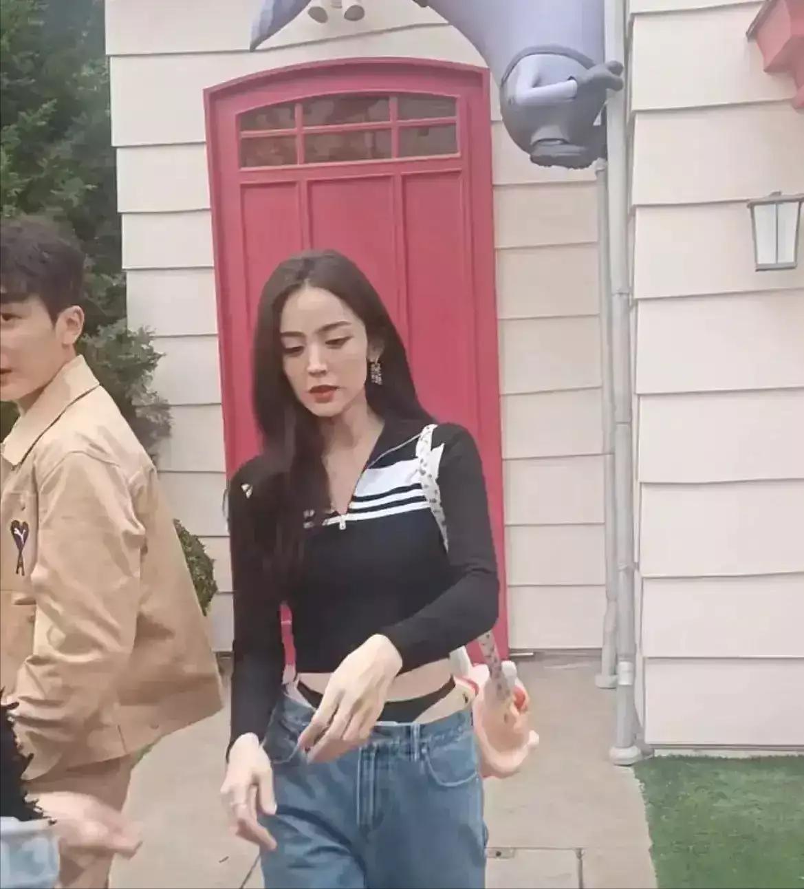 I never expected that "half-leaved underwear" has become a fashion ...