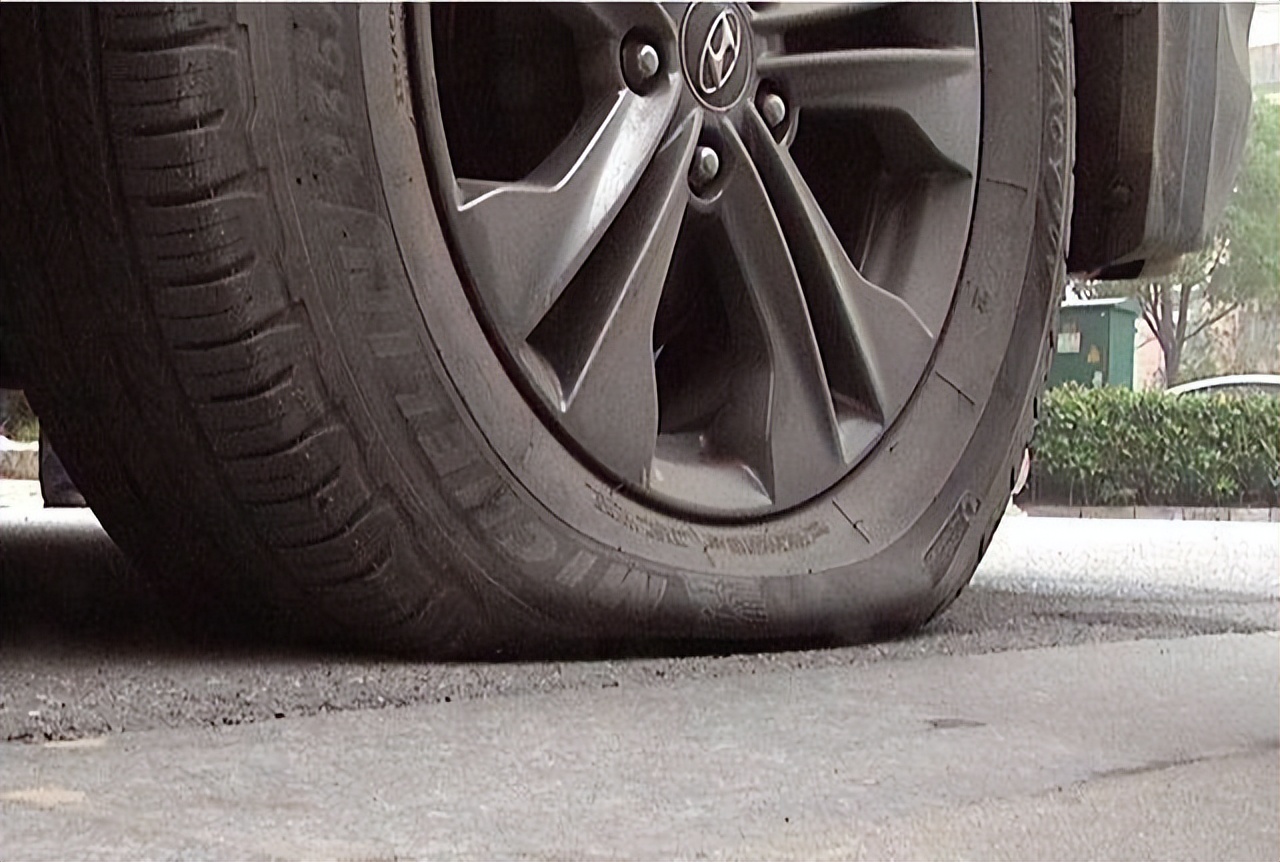 The tire is punctured and flat. This is the correct way to deal with it ...