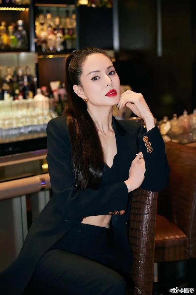 The 55-year-old statue of Li Ruotong, the young dragon girl of the ...