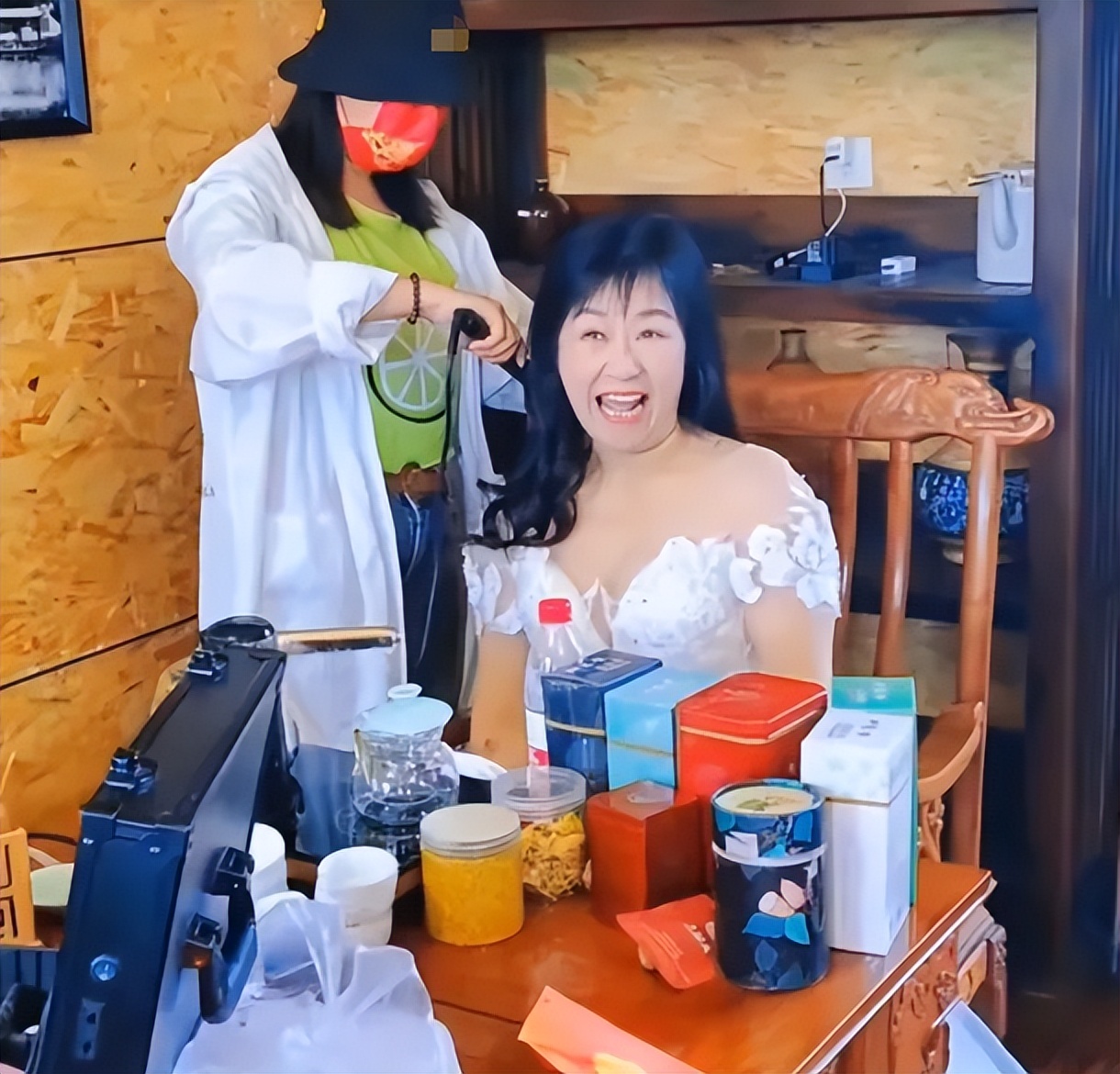 46-year-old Yu Xiuhua took a "stepdaughter" to take a family photo. The ...