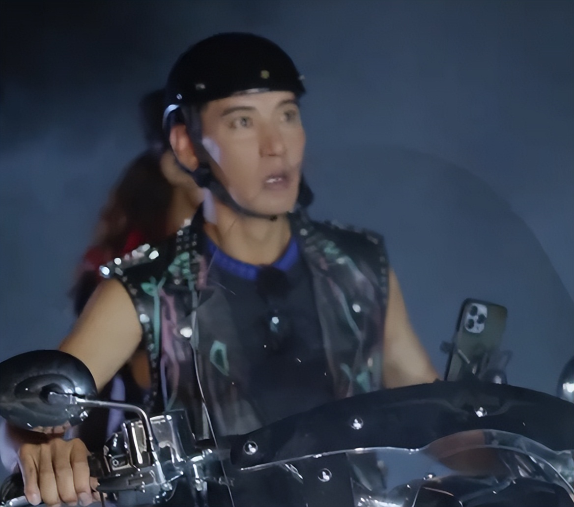 Zhang Min rarely appeared on the camera, her skin was white, tender and ...