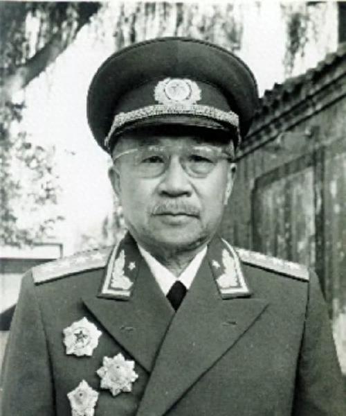 In 1940, Lin Biao took the only formal photo in Moscow. Who was the ...