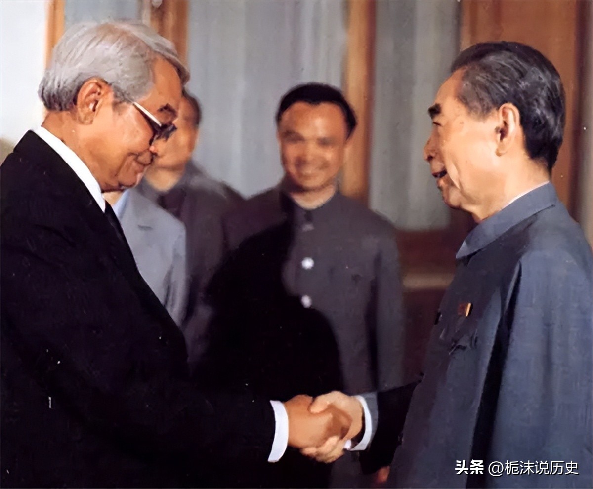 After the American reporter shook hands with Premier Zhou, he ...