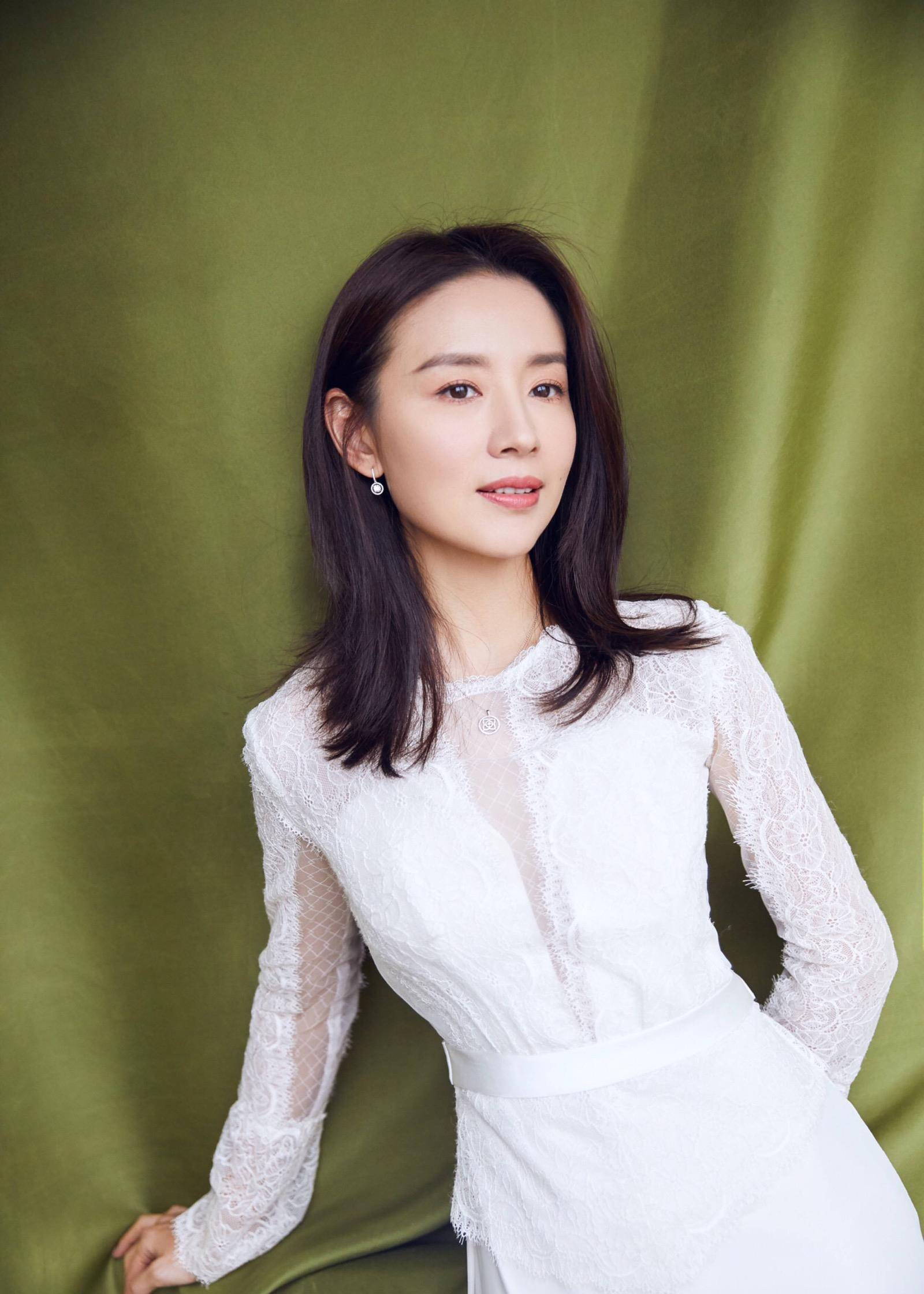 Dong Jie's photo is super beautiful, her movements are elegant, she is ...