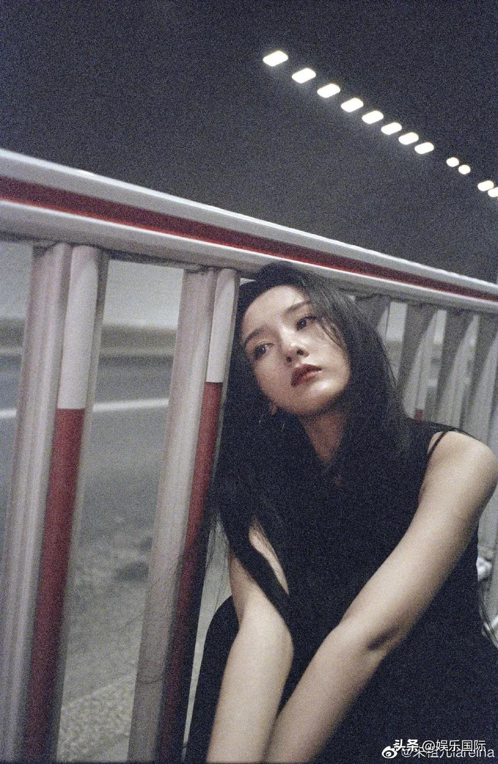 Yang Mi sees through the black dress, the figure is so delicate, the ...