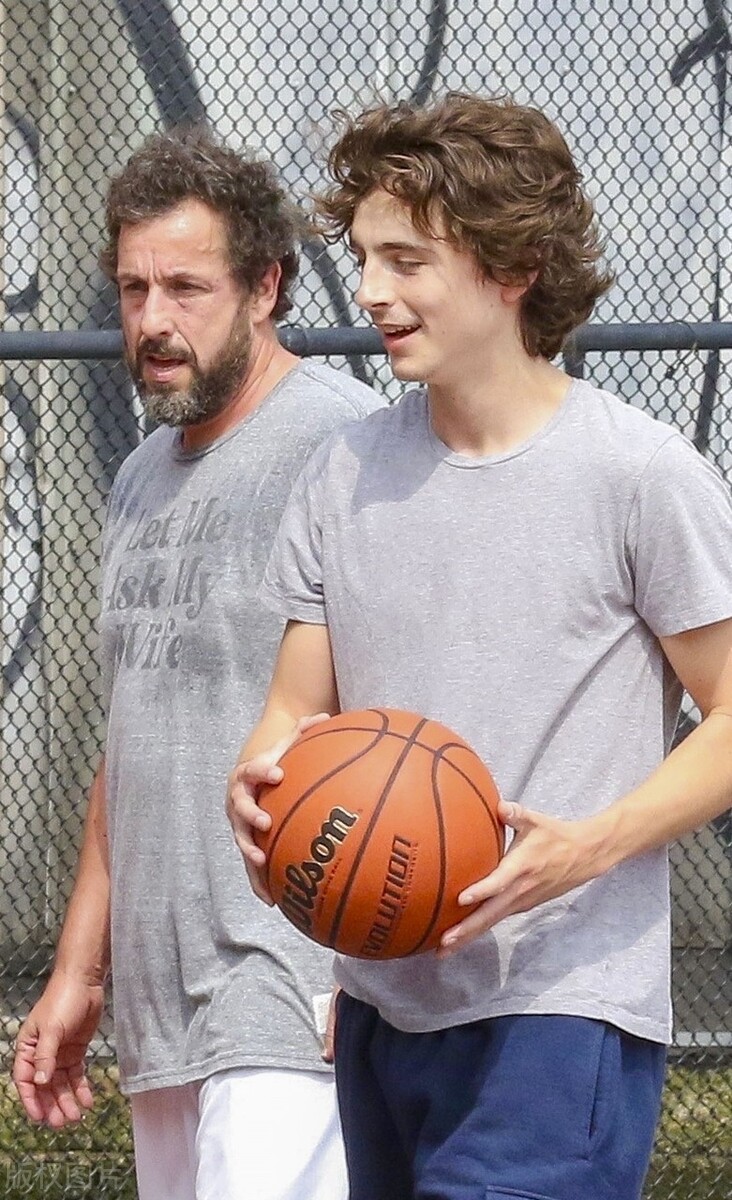 Superstar Tiancha plays basketball with her friends, running around and ...