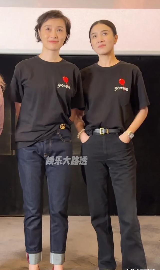 52-year-old Wu Yue and Song Jia are in the same frame. She is smaller ...
