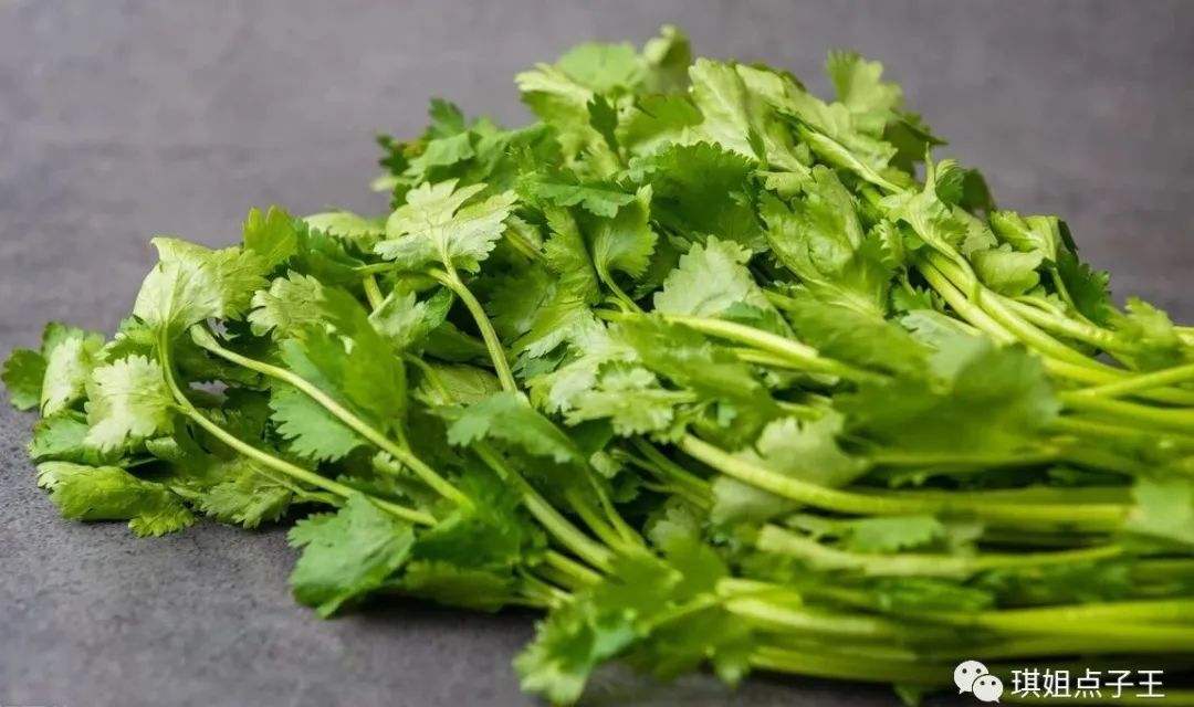 Put coriander in a jar, it won't go bad after a year, it's really ...
