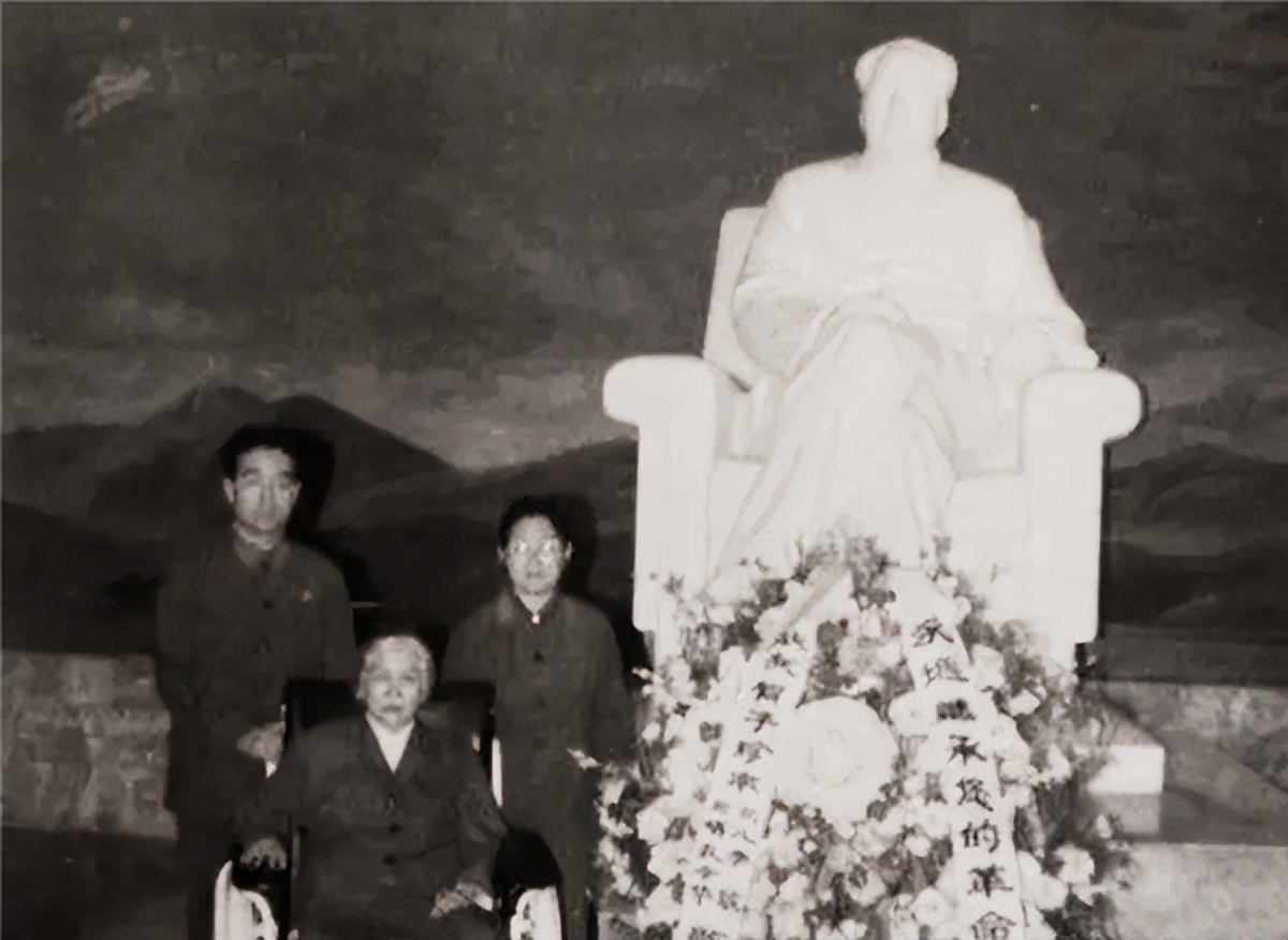 In 1979, He Zizhen went to the memorial hall and subconsciously ...