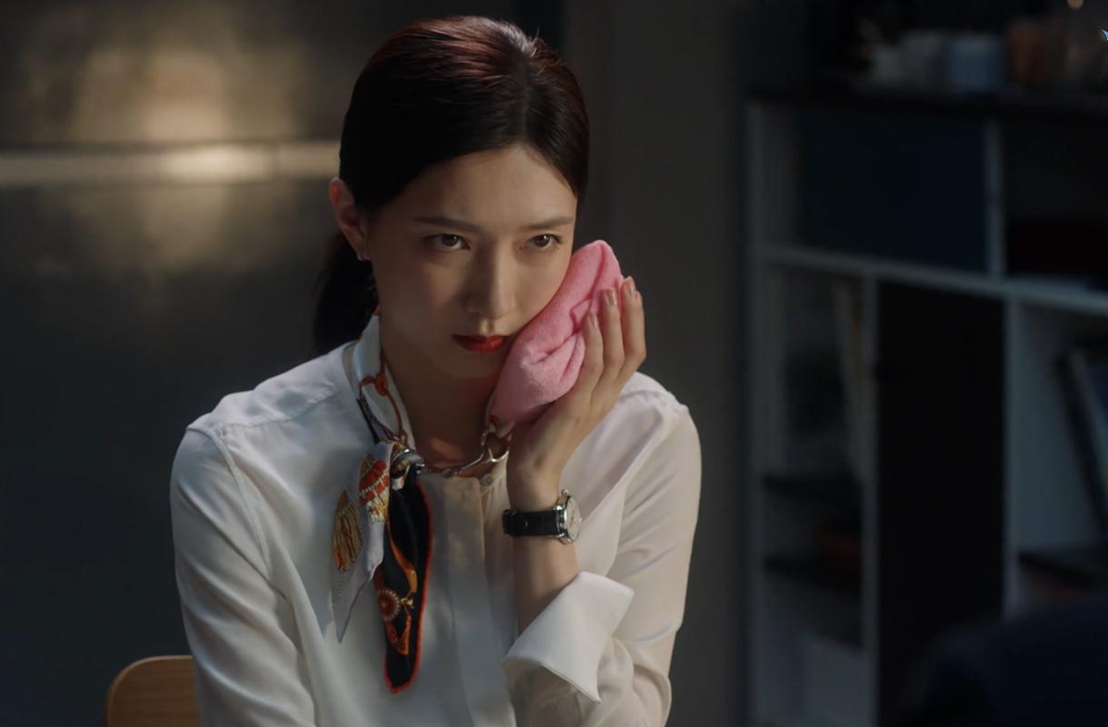 In "Thirty Only", how did the director use the multi-line parallel ...