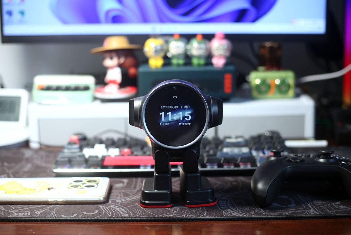 Singing, dancing and chatting, the optimist desktop robot is really fun ...