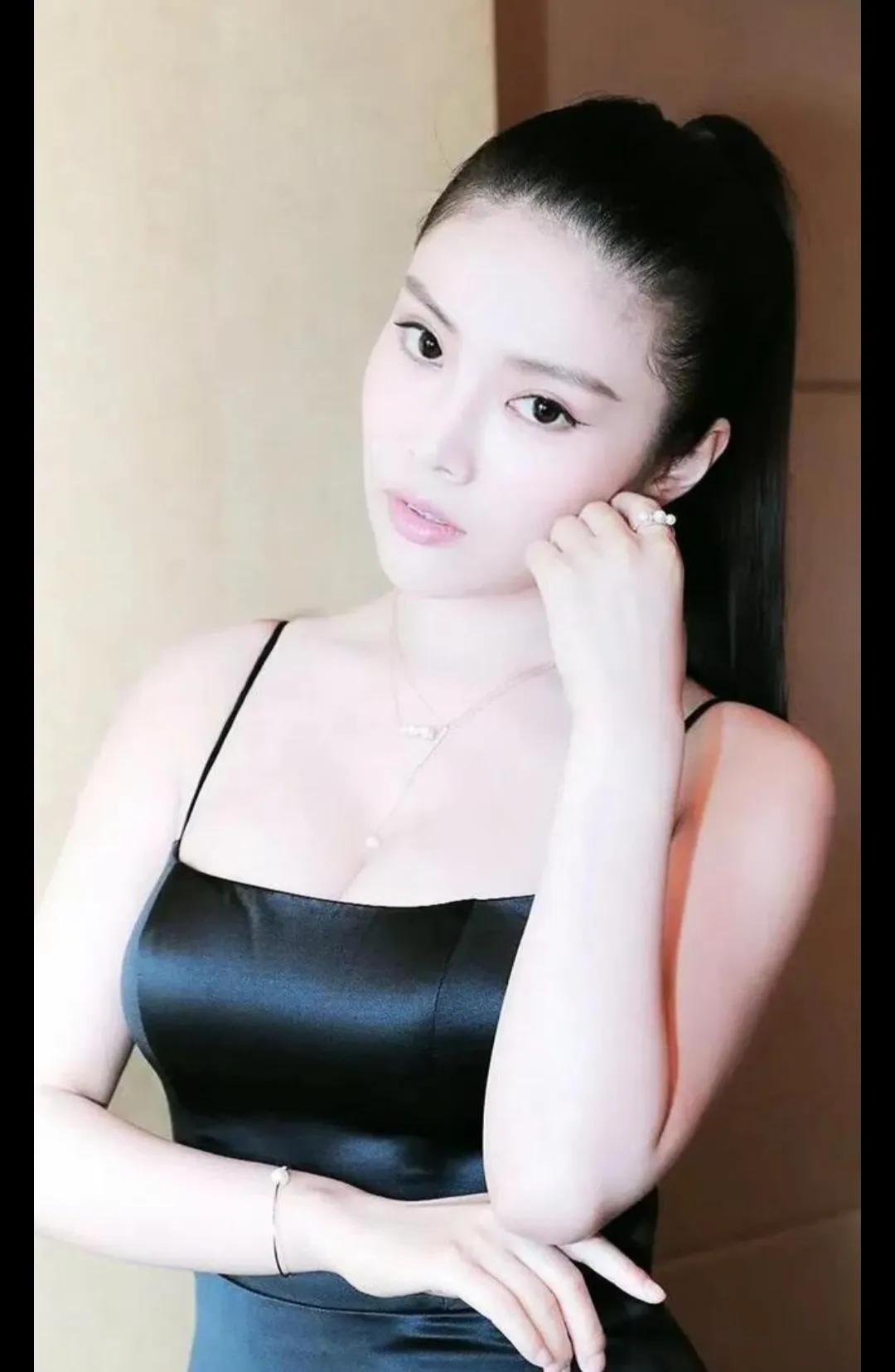 Sexy, charming, and compelling Xu Dongdong's photo - iNEWS