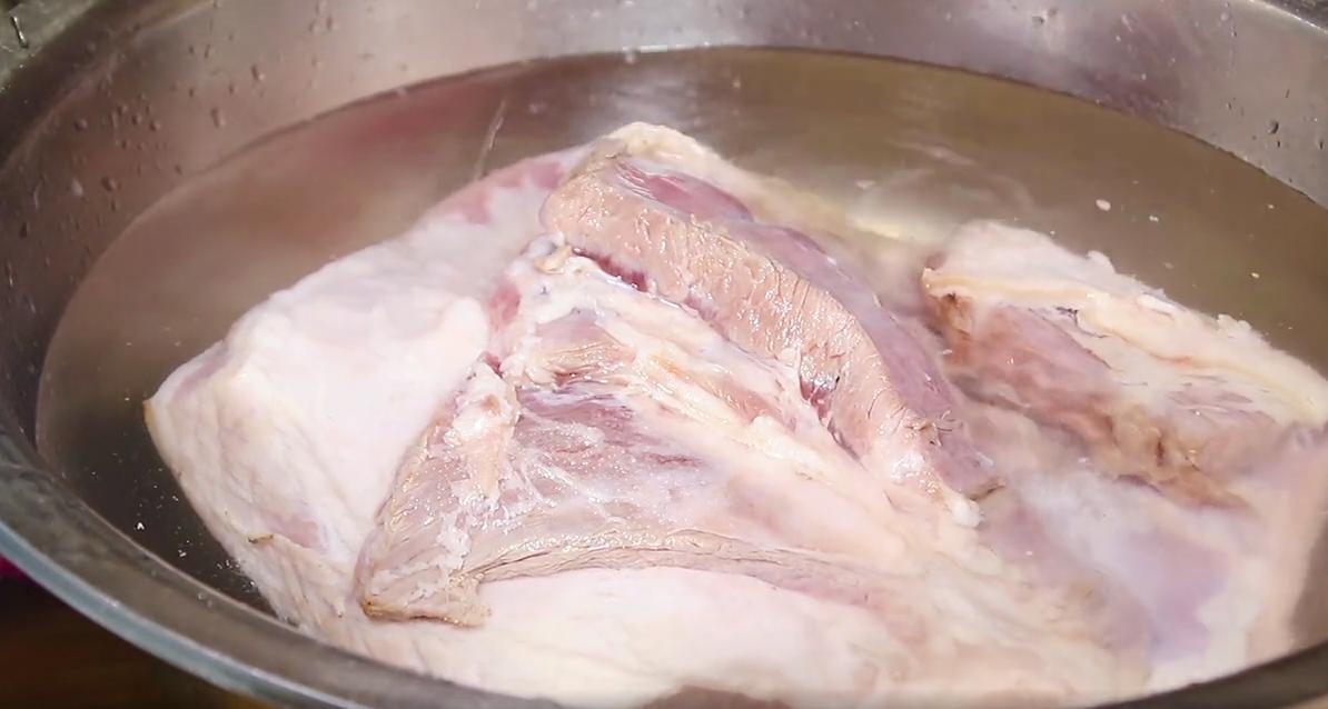 It is best not to soak thawed pork directly in water. The owner of the ...