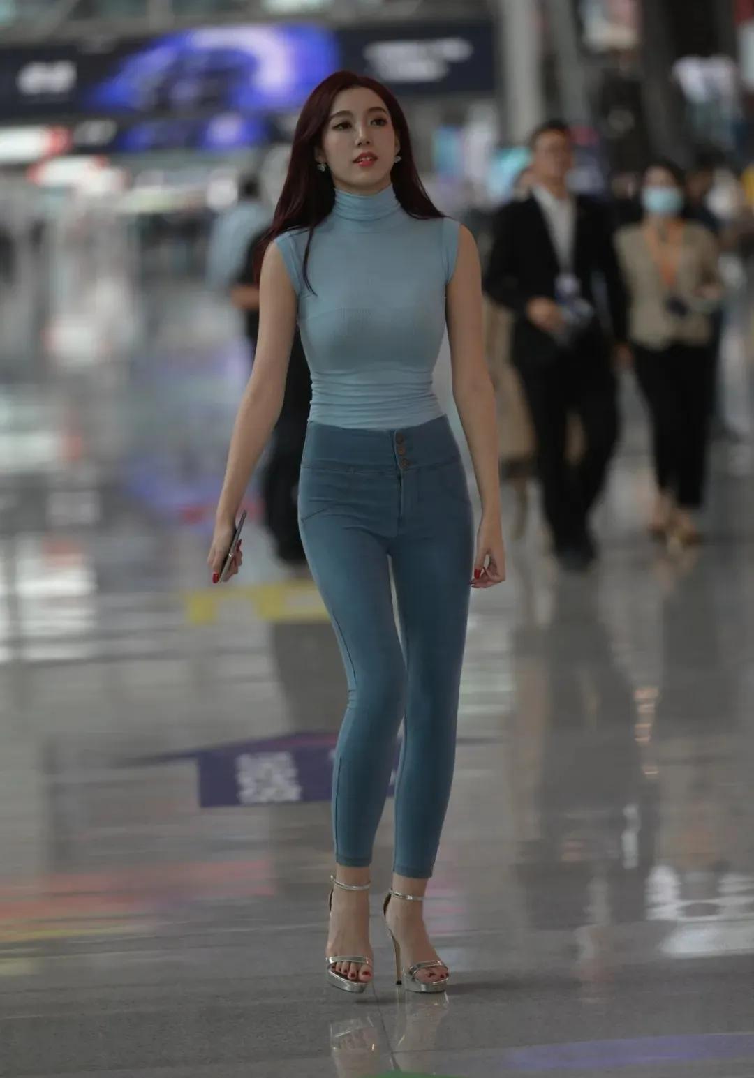 Skinny short sleeves with blue skinny jeans, perfect body, cute - iNEWS