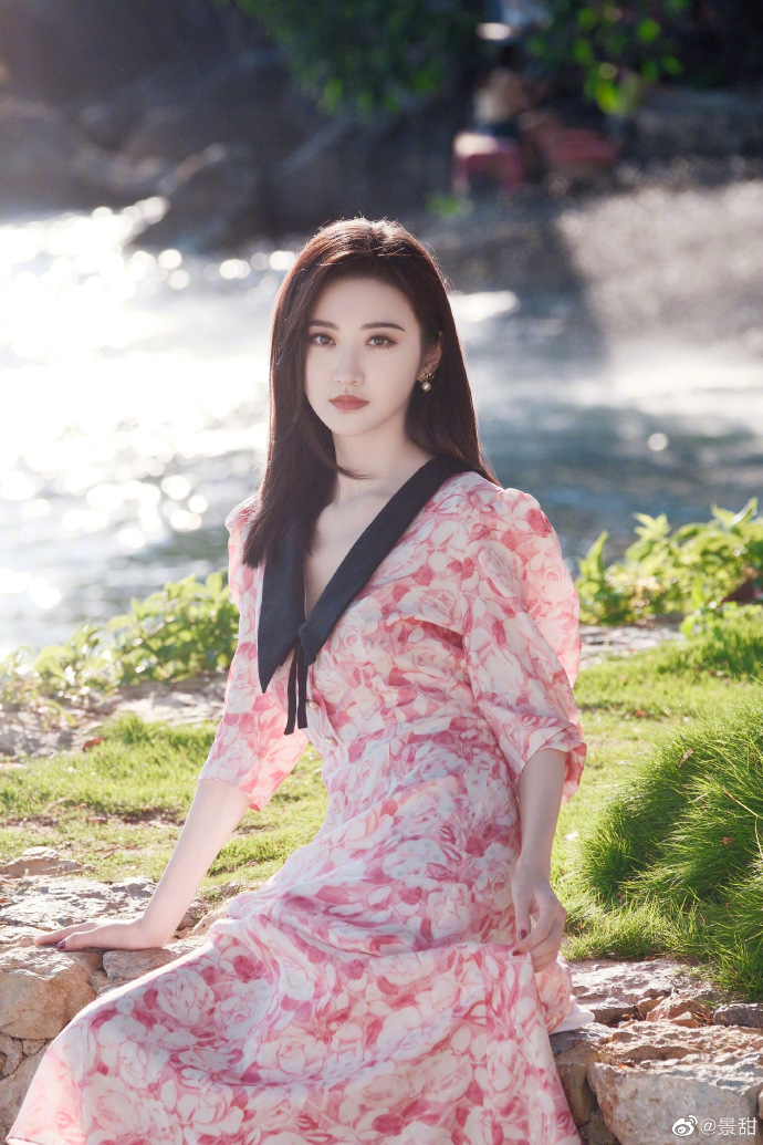 Jing Tian is fresh and elegant in a pink floral dress!Stunningly ...