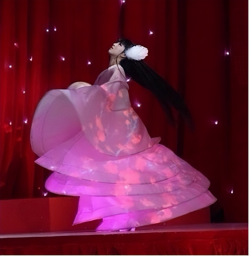 After learning dance from Yang Liping for more than 10 years, Xiao ...