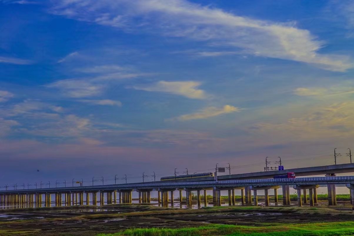 Beautiful!Nanjing Shijiu Lake Bridge is on fire - iNEWS