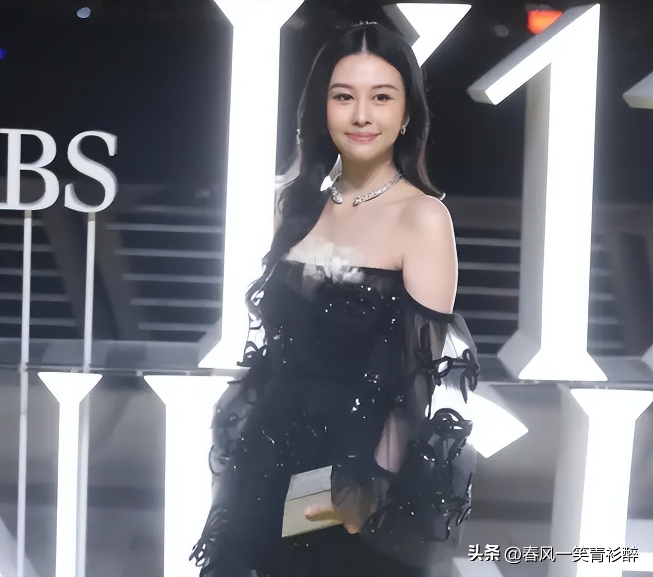 Zheng Zhigang held another wealthy party, Cambie's pink dress was ...