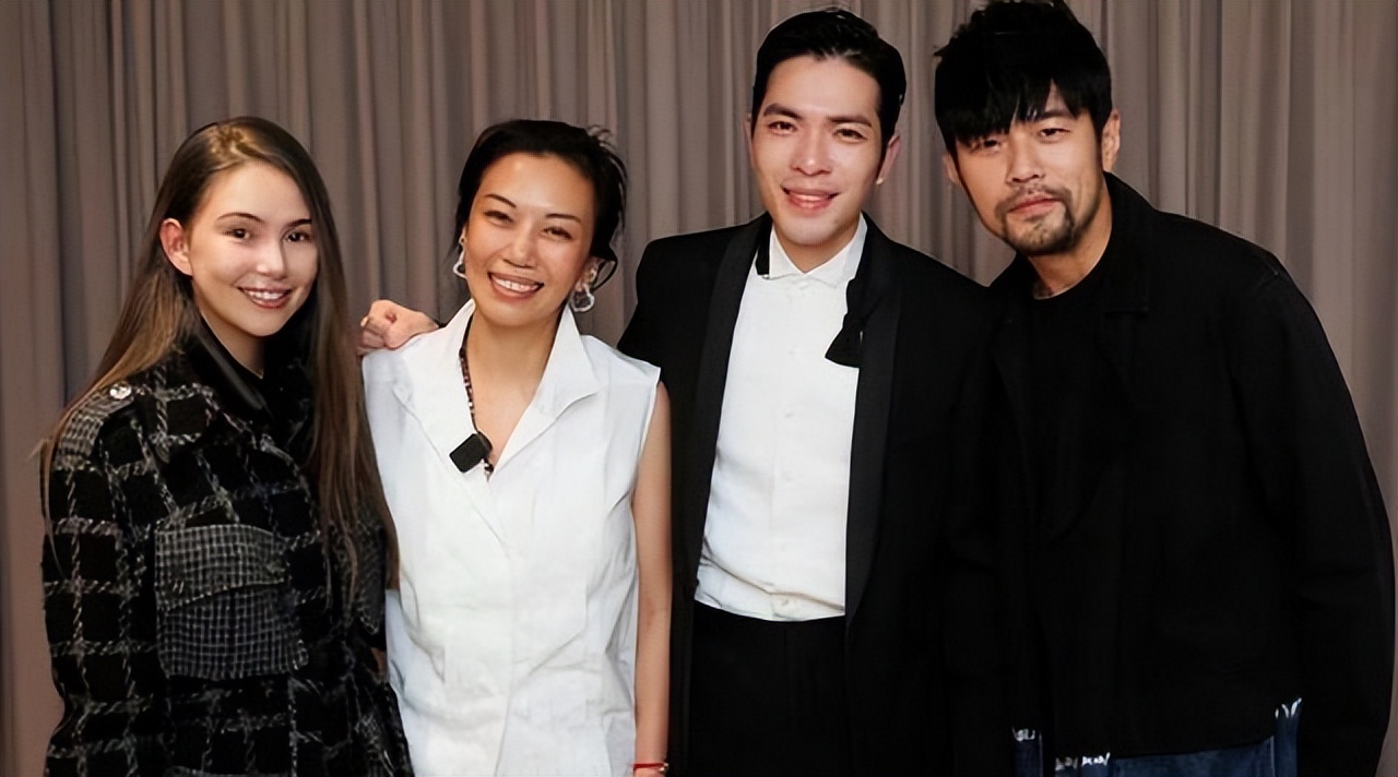 Xiao Jingteng successfully proposed to Lin Youhui! Jay Chou and his wife Alyssa Chia witnessed ...