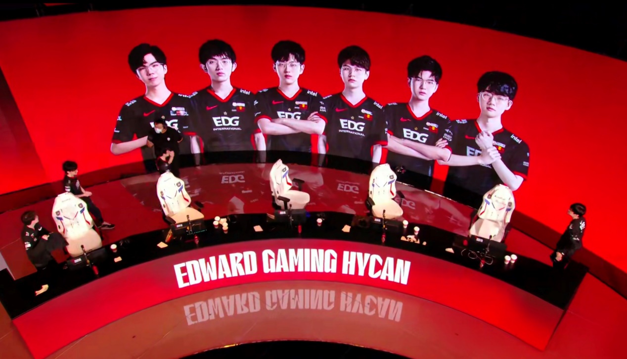 The carnival after the EDG game is on fire!The manager was suddenly beaten, RNG Zhu Kai broke ...