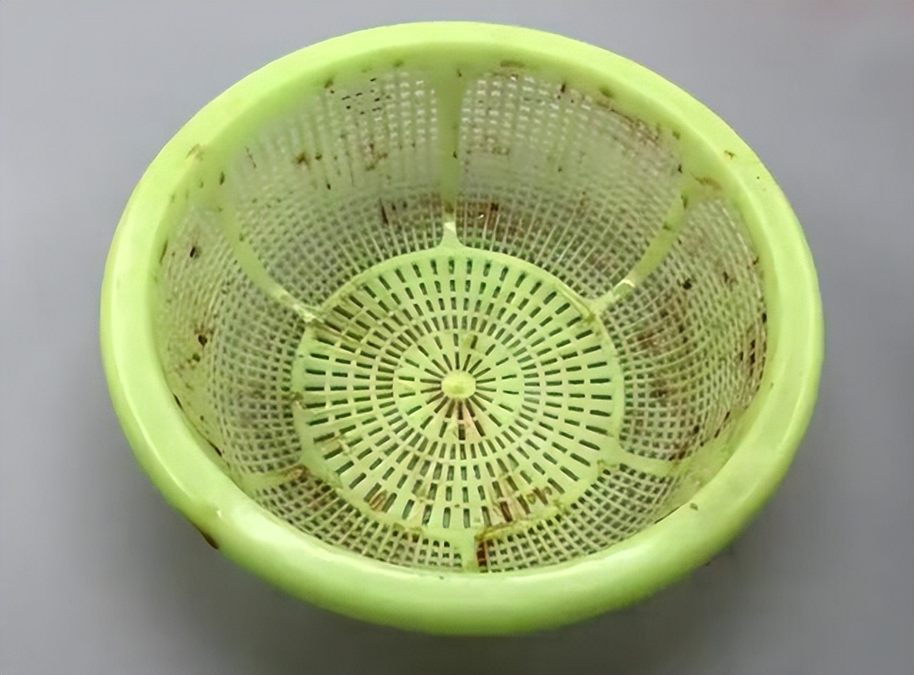 No matter how dirty the vegetable basket is, there is no need to brush ...