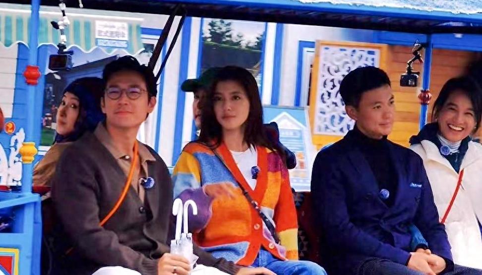 Wu Qianyu and Shi Boxiong put on the same ring on their ring finger for their first variety show ...