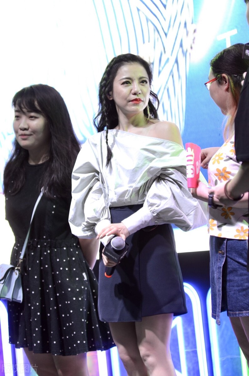 Ding Dang and fans sang live, warm - iNEWS